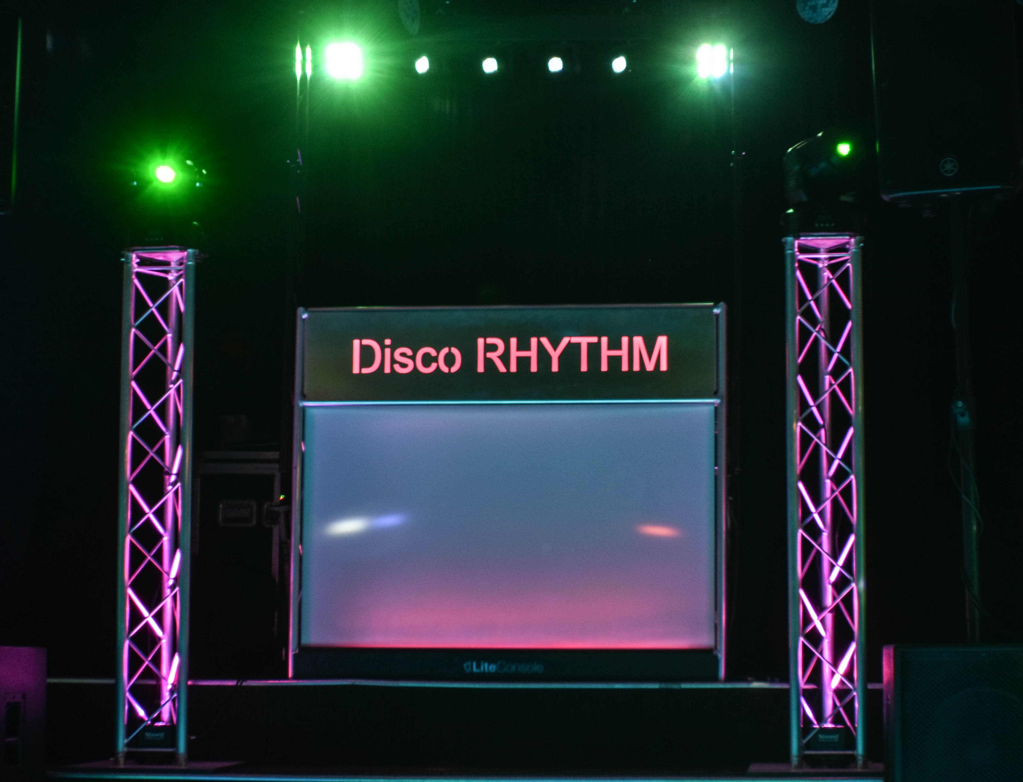 Disco Rhythm is uw feest of bruiloft dj, voor kleine of grote feesten.